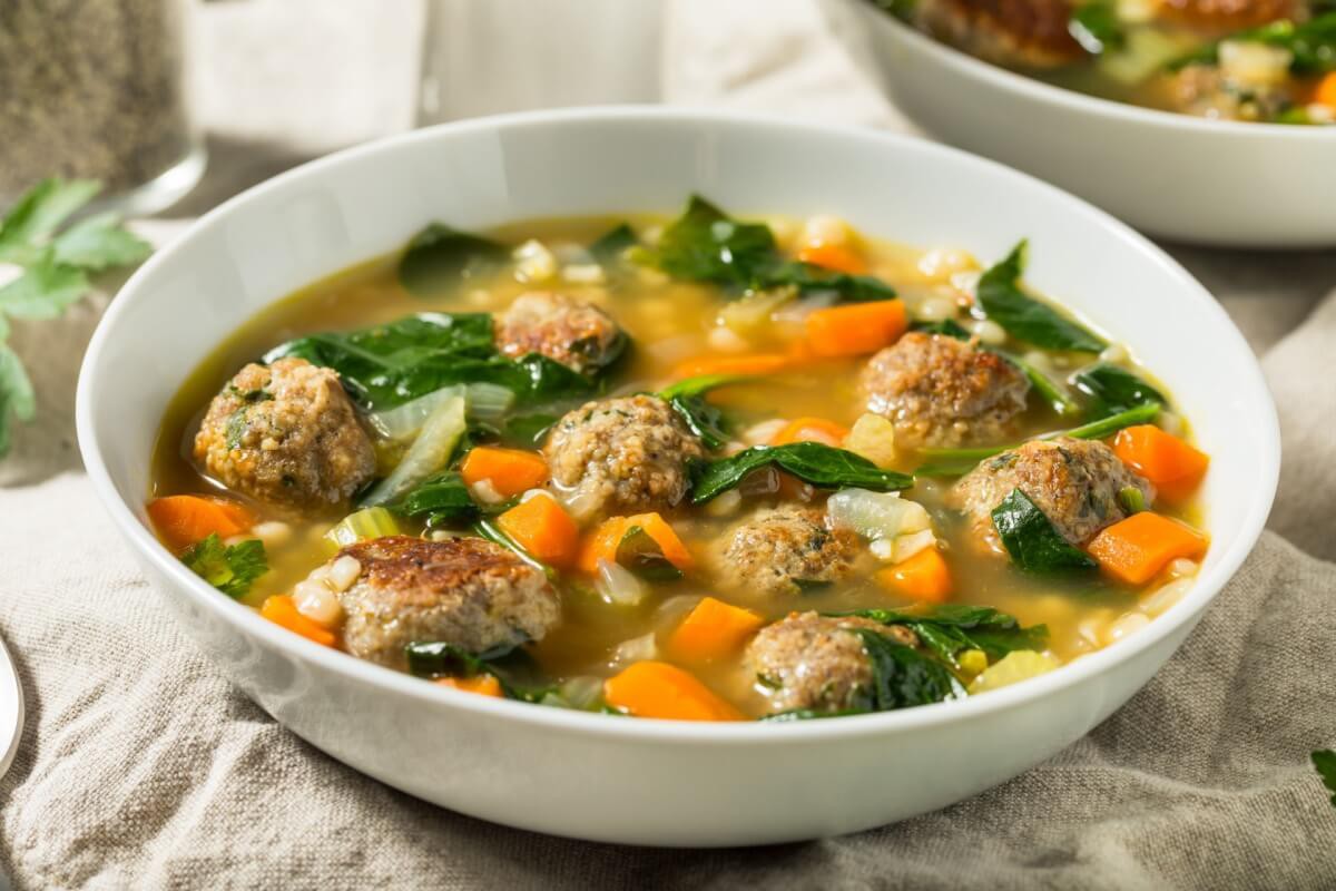 5 sopas ricas em proteínas para um almoço saudável e prático