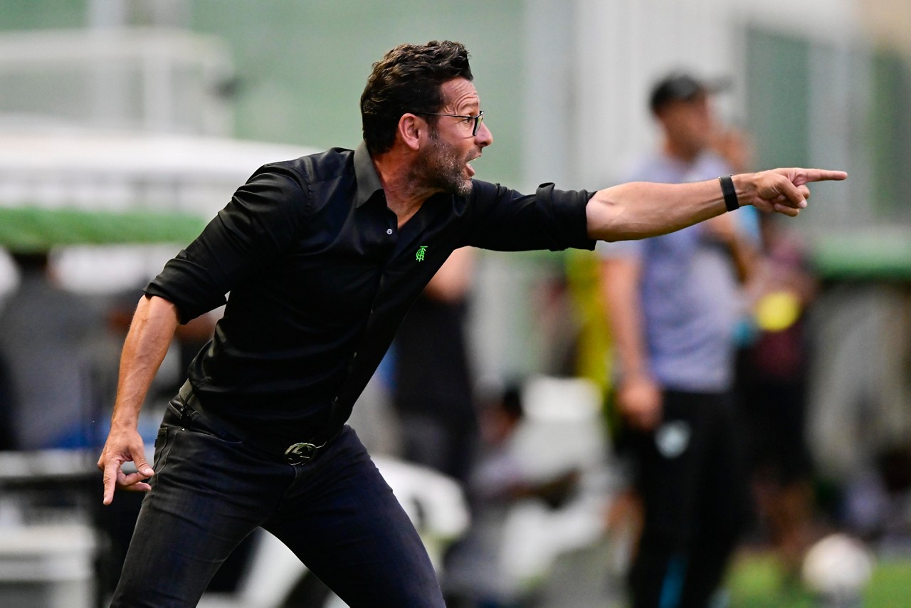 Alberto Valentim critica VAR após vitória do América