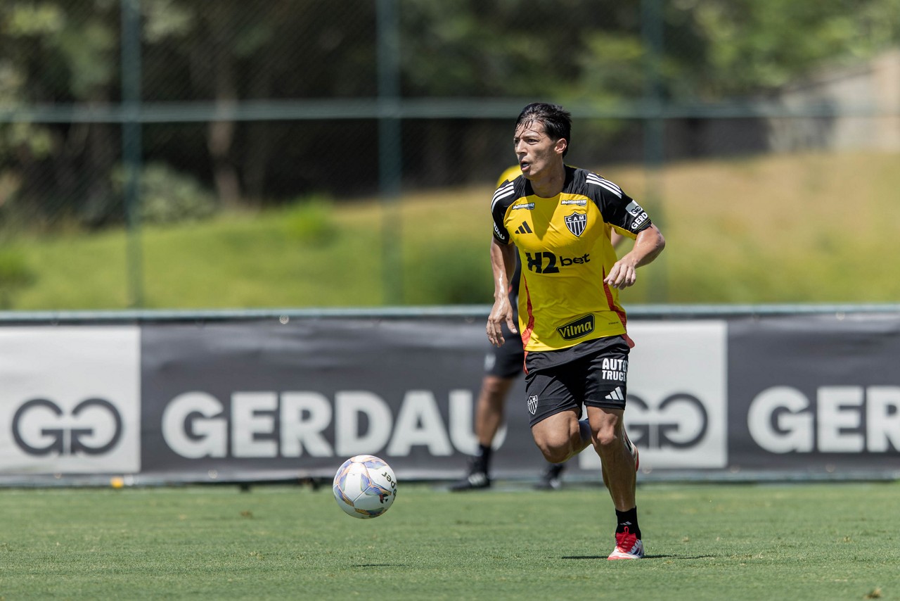 Atlético anuncia renovação de contrato com meia Alan Franco