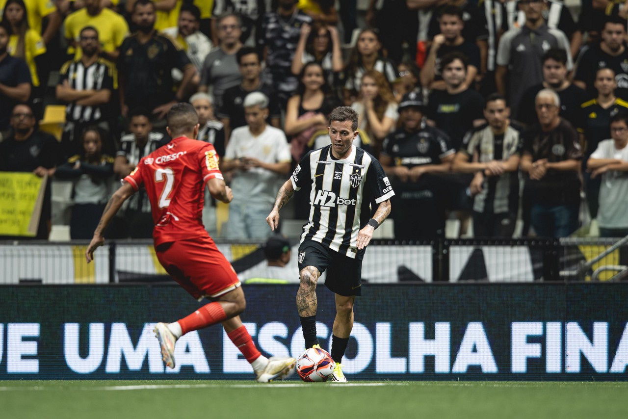 Bernard rebate torcedor do Atlético: 'Veste a camisa e entra'