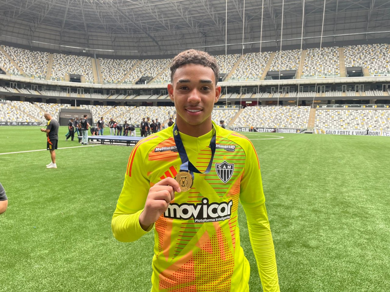Kaio Assis brinca com defesa de pé direito na final do Sub-17