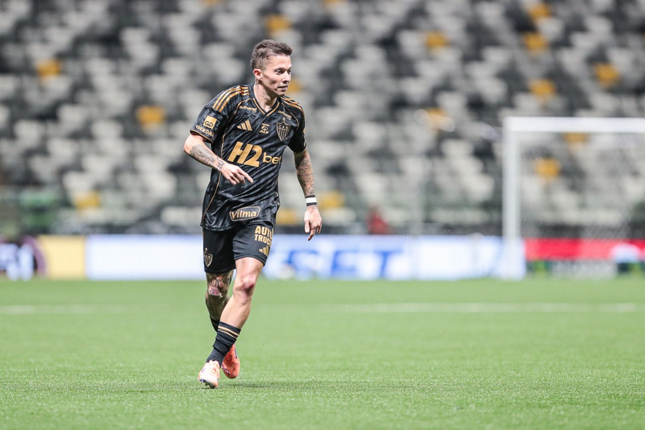 Bernard escolhe seu time ideal com companheiros do Atlético