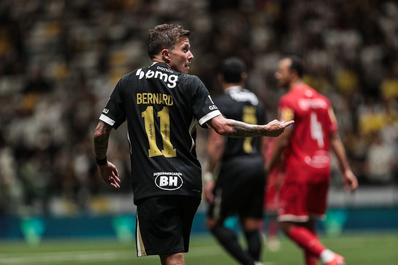 Bernard rebate torcedor do Atlético: 'Veste a camisa e entra'