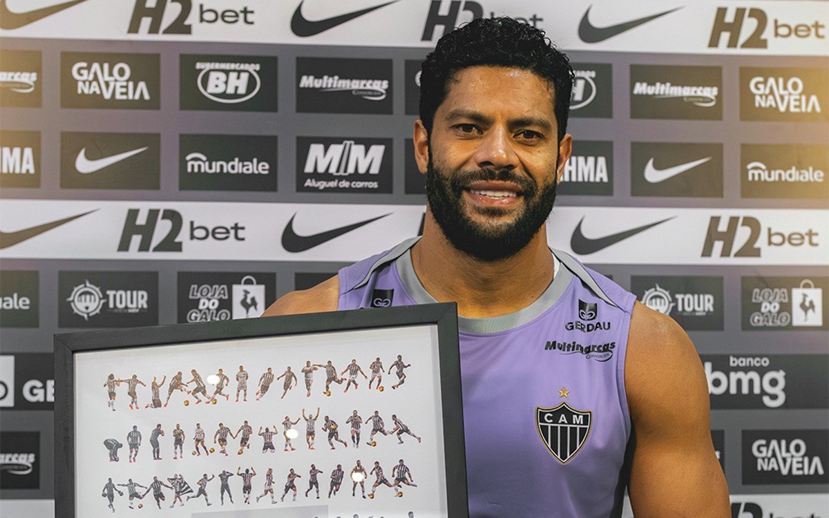 Hulk recebe homenagem do Atlético pelos 140 gols marcados
