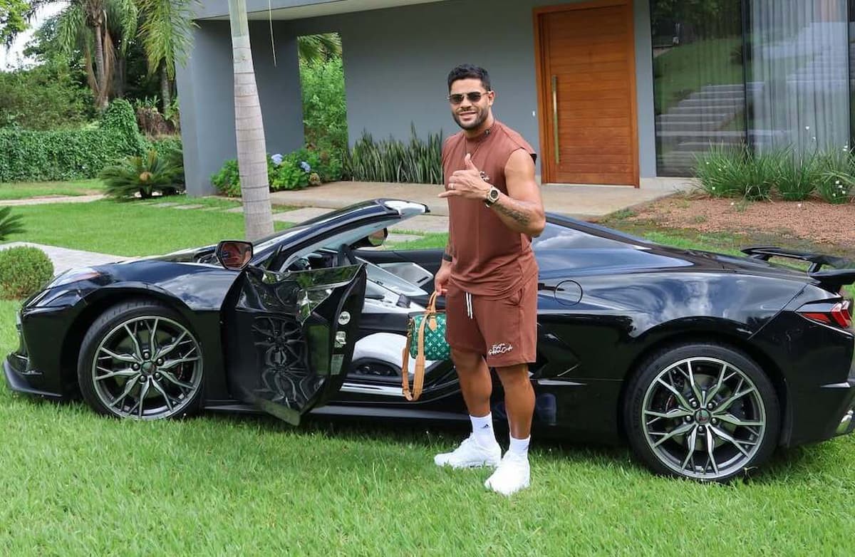 Hulk exibe carrão de R$ 1,3 milhão após vitória do Galo