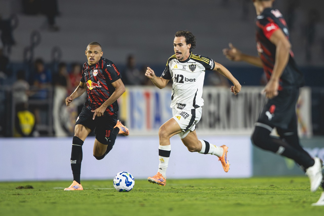 Igor Gomes é expulso e desfalcará o Atlético no Brasileiro