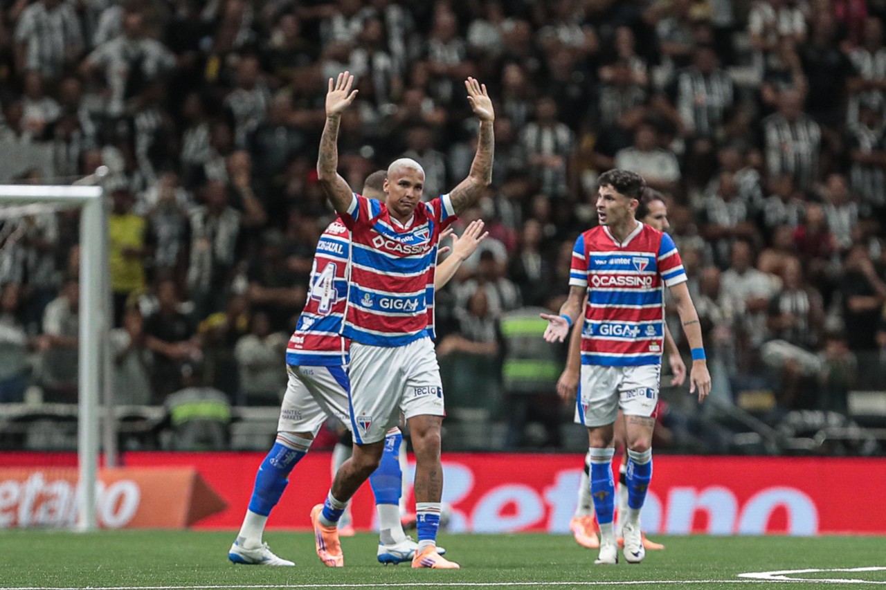 Ex-Galo, Deyverson se torna o primeiro jogador a marcar três gols