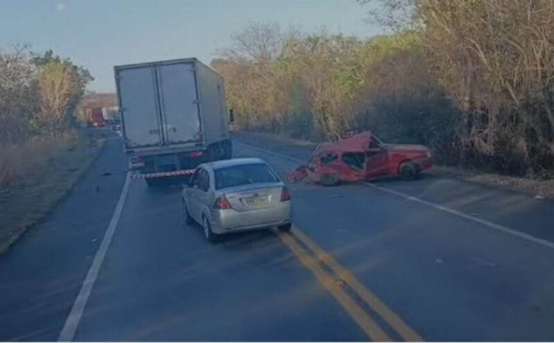 Batida entre carro e carreta deixa enfermeira morta em Engenheiro Navarro