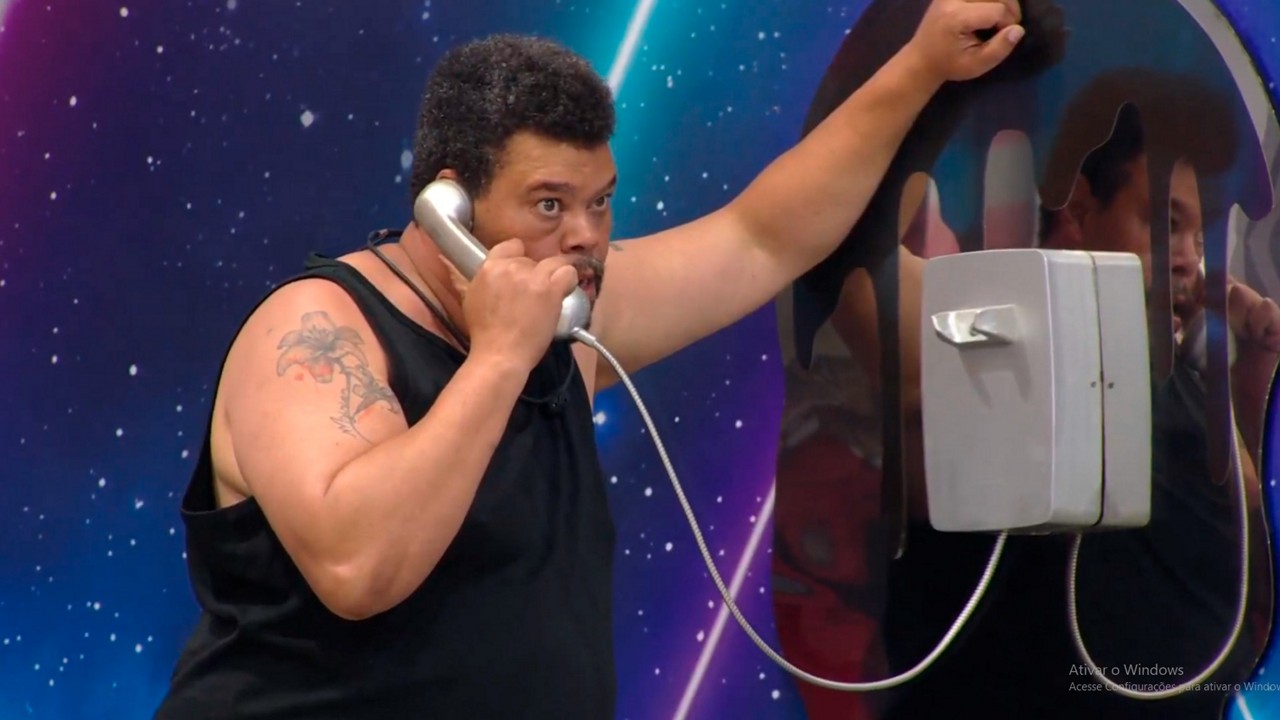 BBB 26: Babu Santana atende o Big Fone e ouve mensagem misteriosa