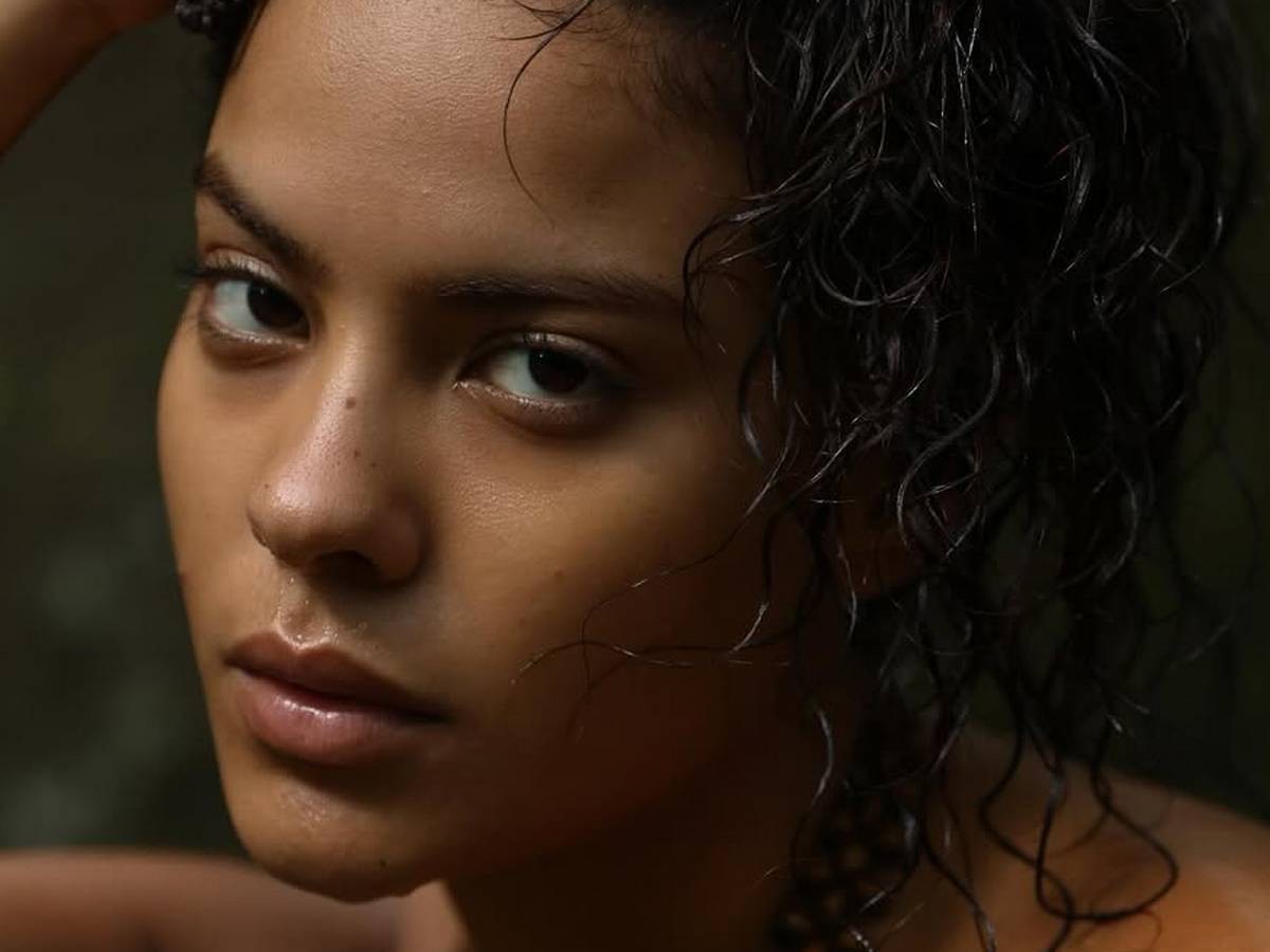 Bella Campos provoca fãs ao posar de biquíni em cachoeira: “Deusa”