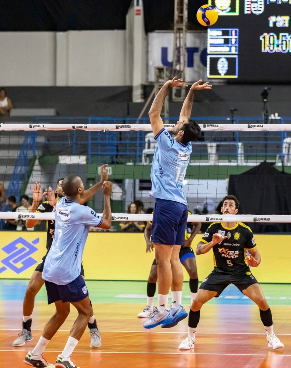 Quem é o padrinho de Javad Karimi no Minas?