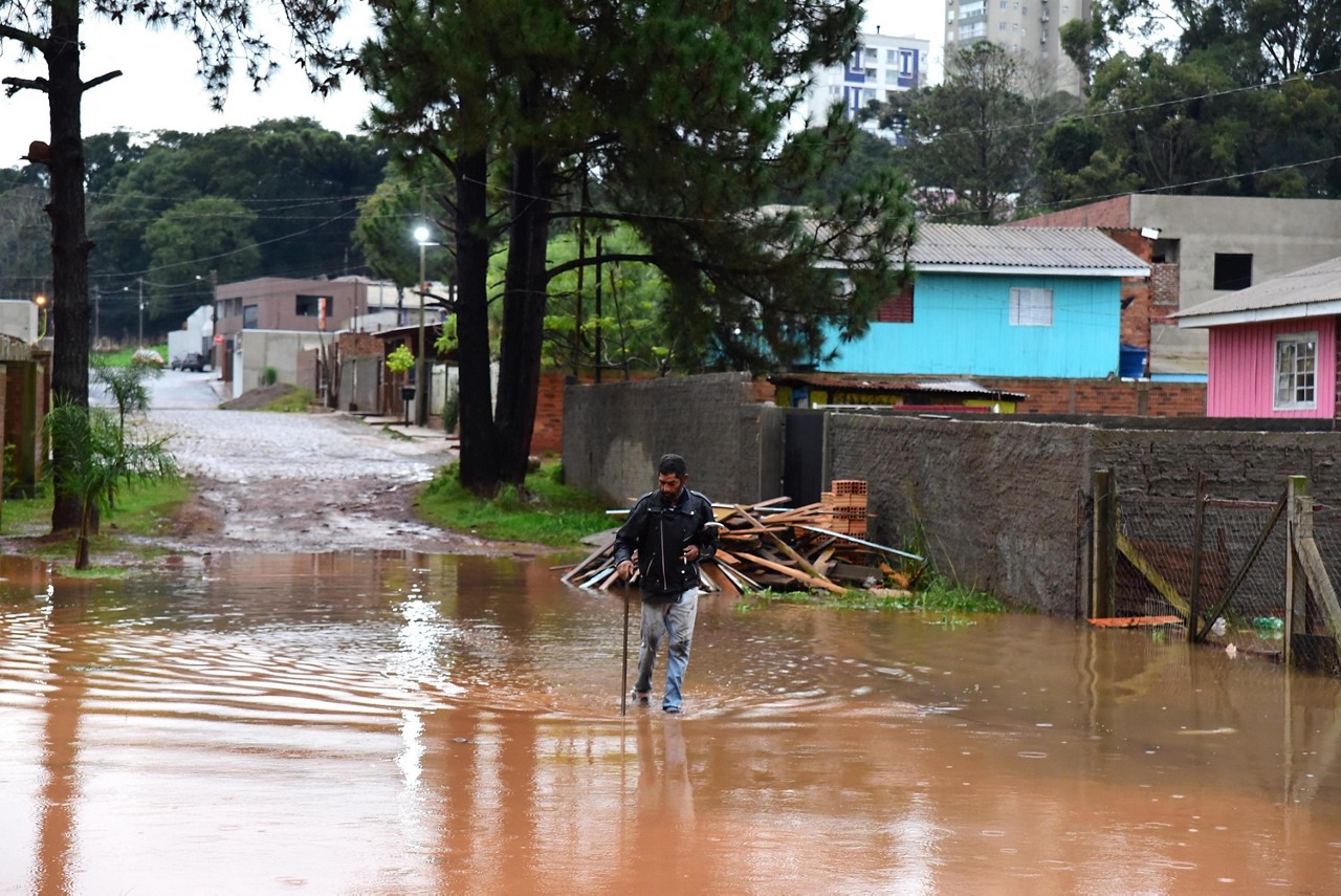 Ciclone extratropical no Sul do Brasil provoca alertas máximos
