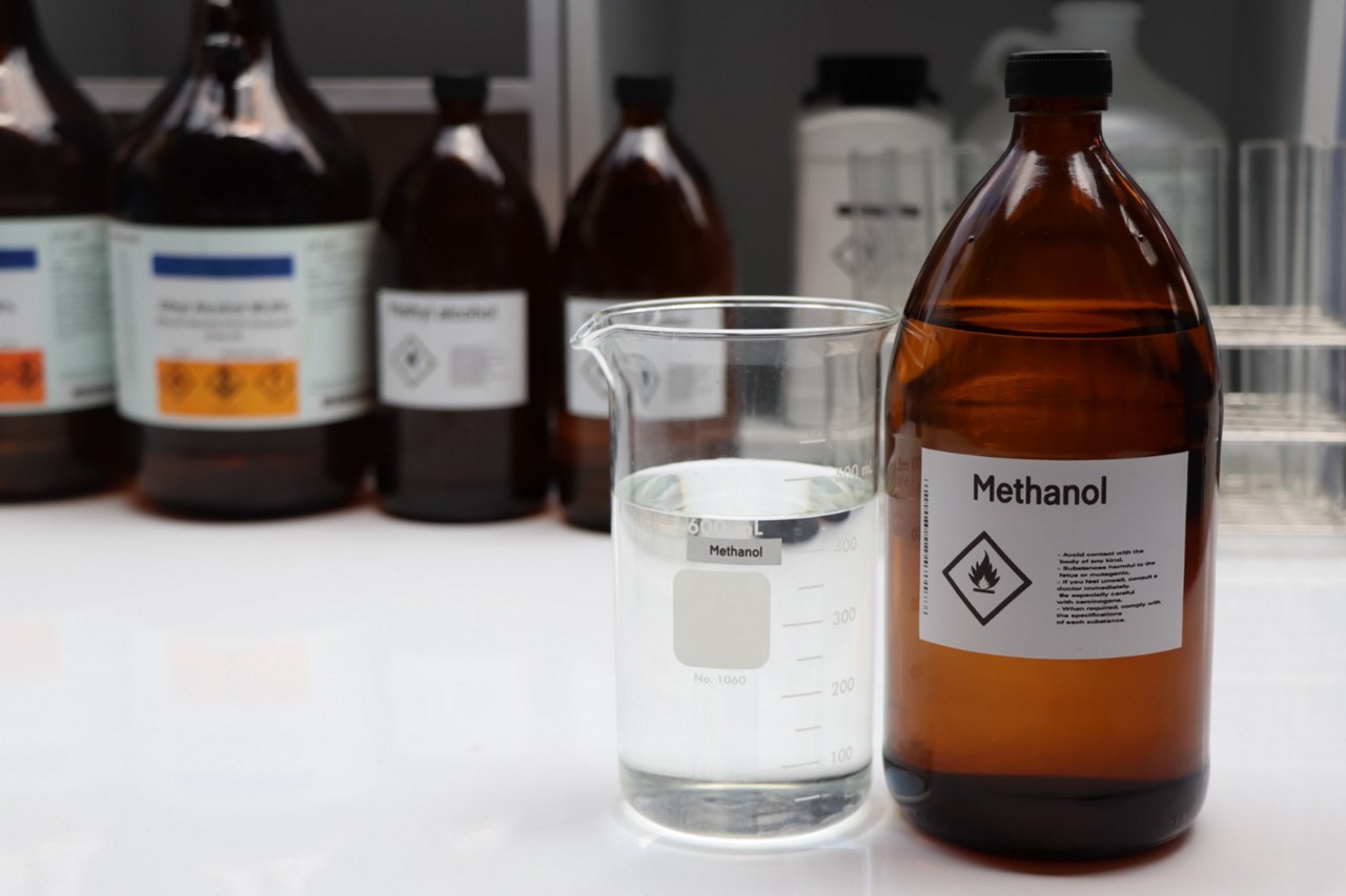 Como o etanol adulterado com metanol chega às garrafas