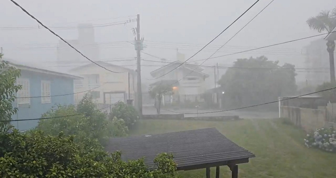 Temporal deixa 15 casas destelhadas e causa danos no RS