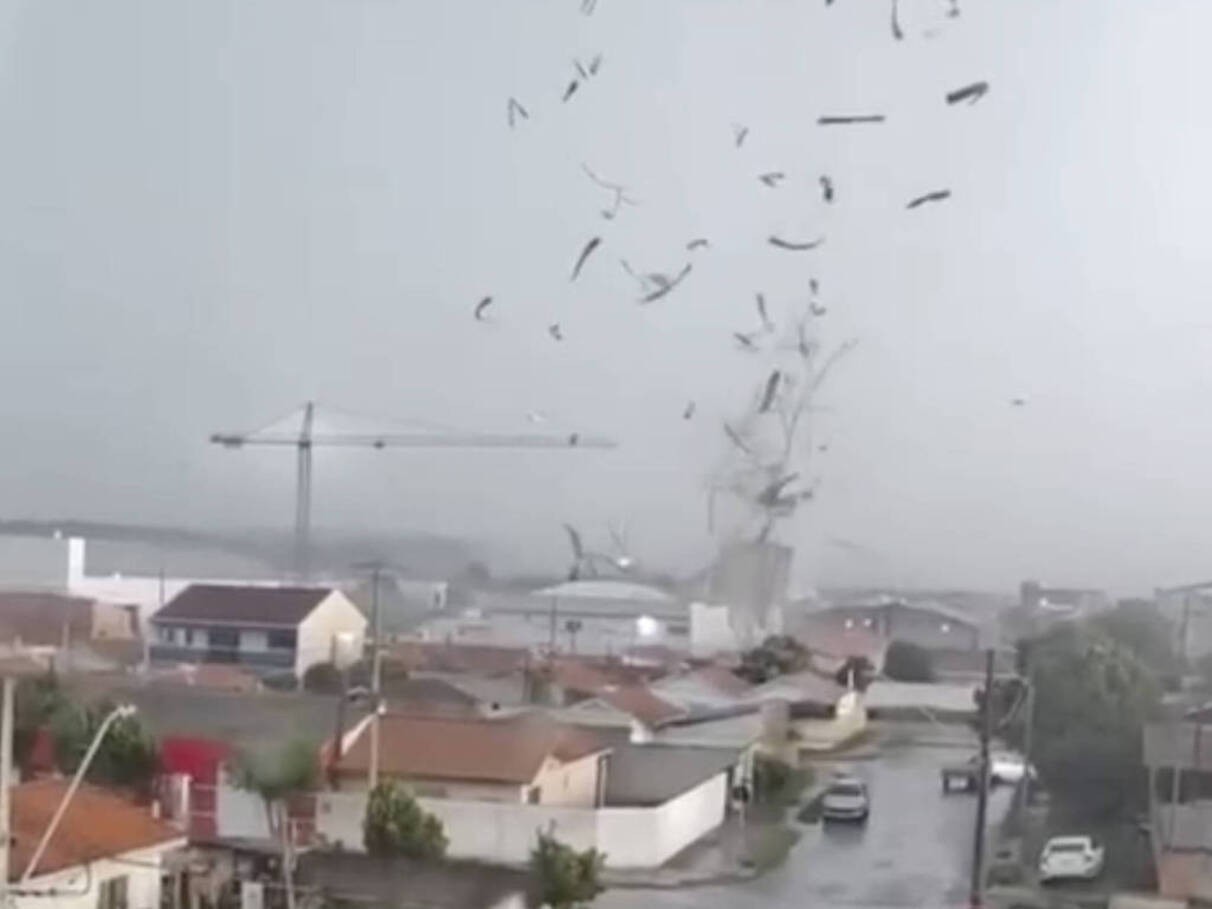 Tornado atinge Curitiba e causa destruição