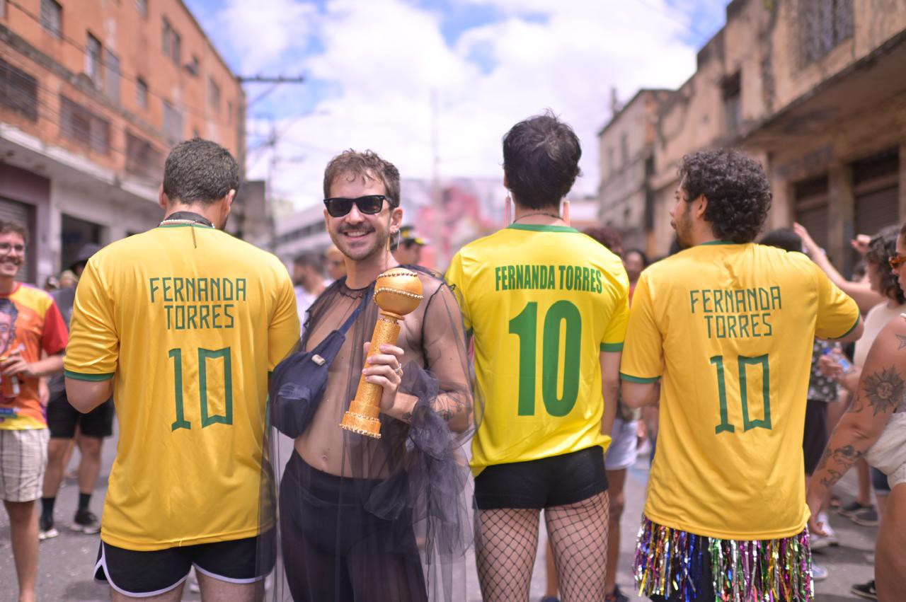 Em dia de Oscar, foliões vestem-se de Fernanda Torres em BH e cravam ...