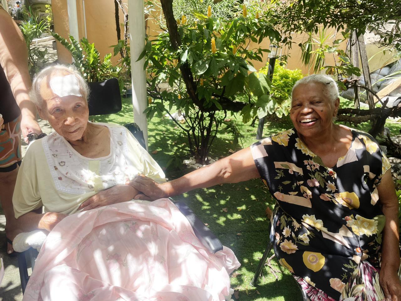 Bloco amplia percurso para chegar à porta de moradora de 105 anos