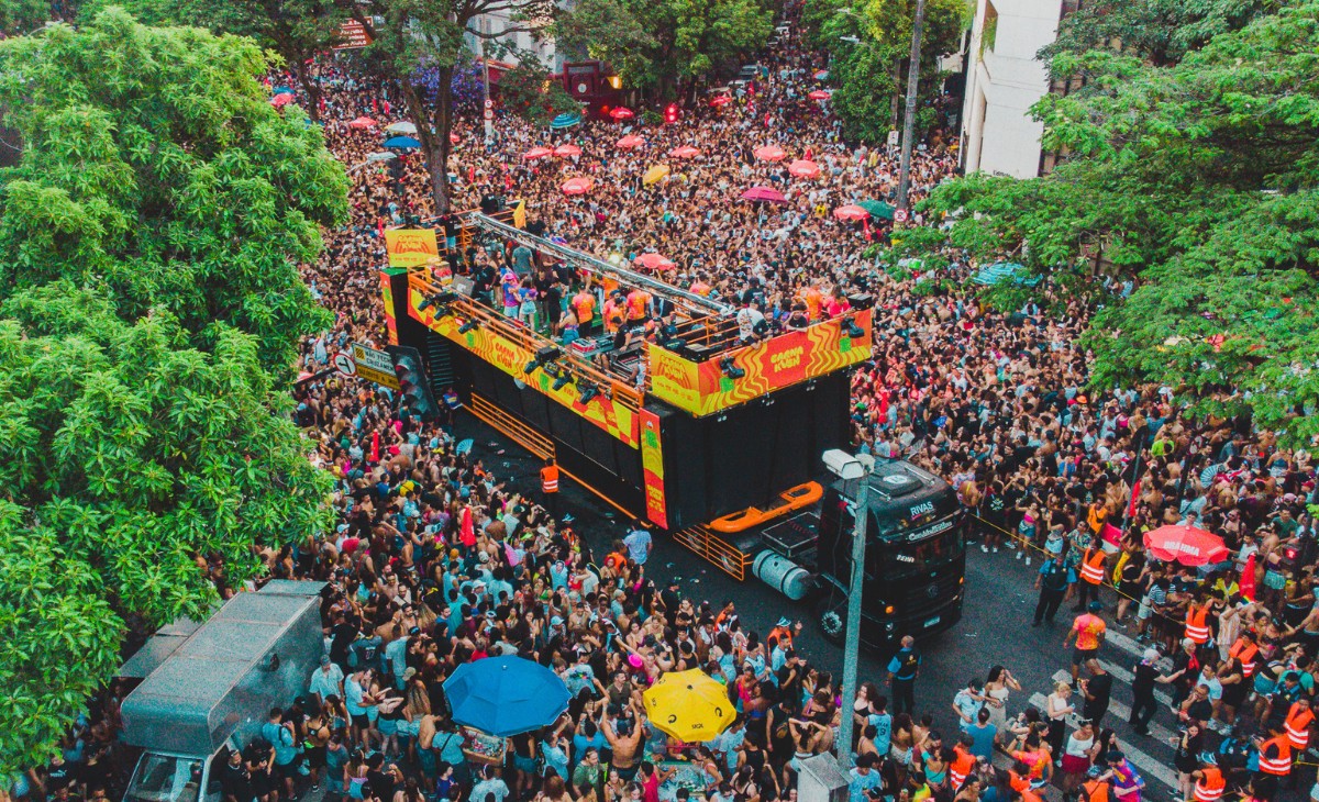 Carnaval BH: foliões enfrentam chuva e aproveitam programação