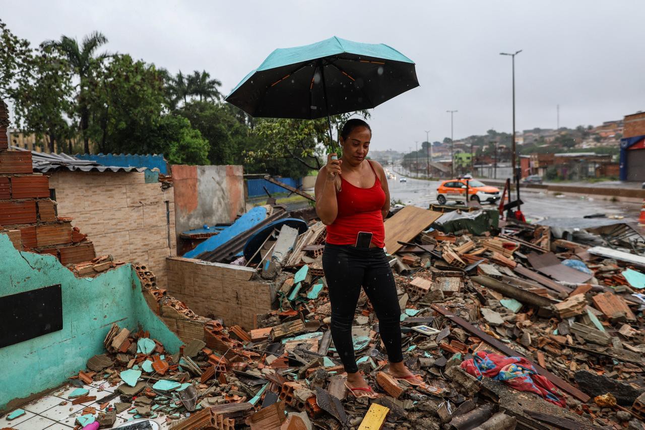 Moradora que teve imóvel destruído na Vila da Luz se emociona