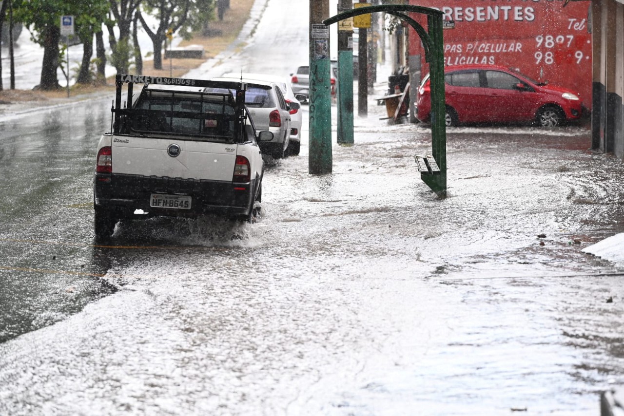 BH tem chuva extremamente forte e entra em alerta; veja cuidados