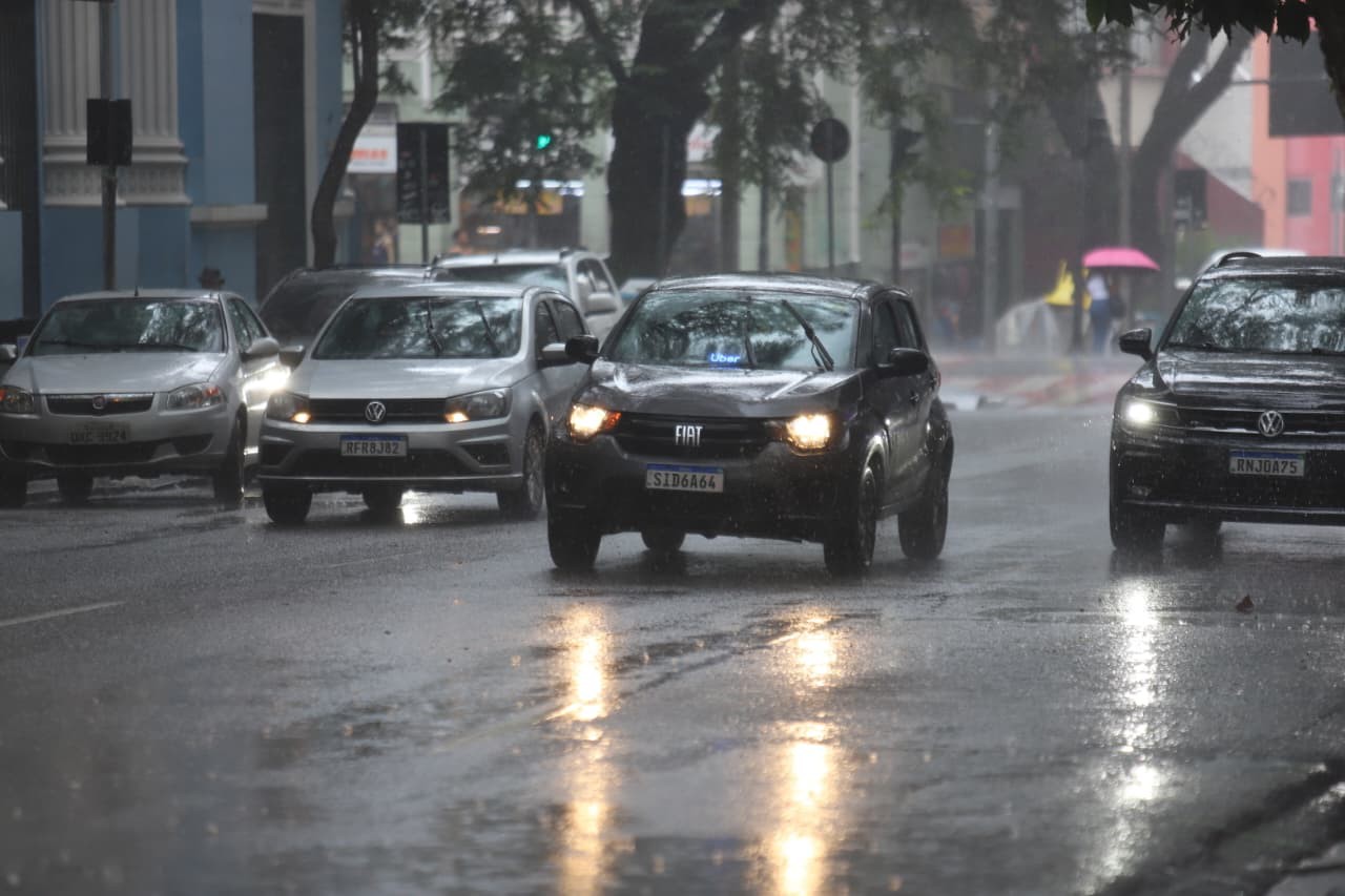 Chove em BH e Região Metropolitana na manhã desta terça-feira