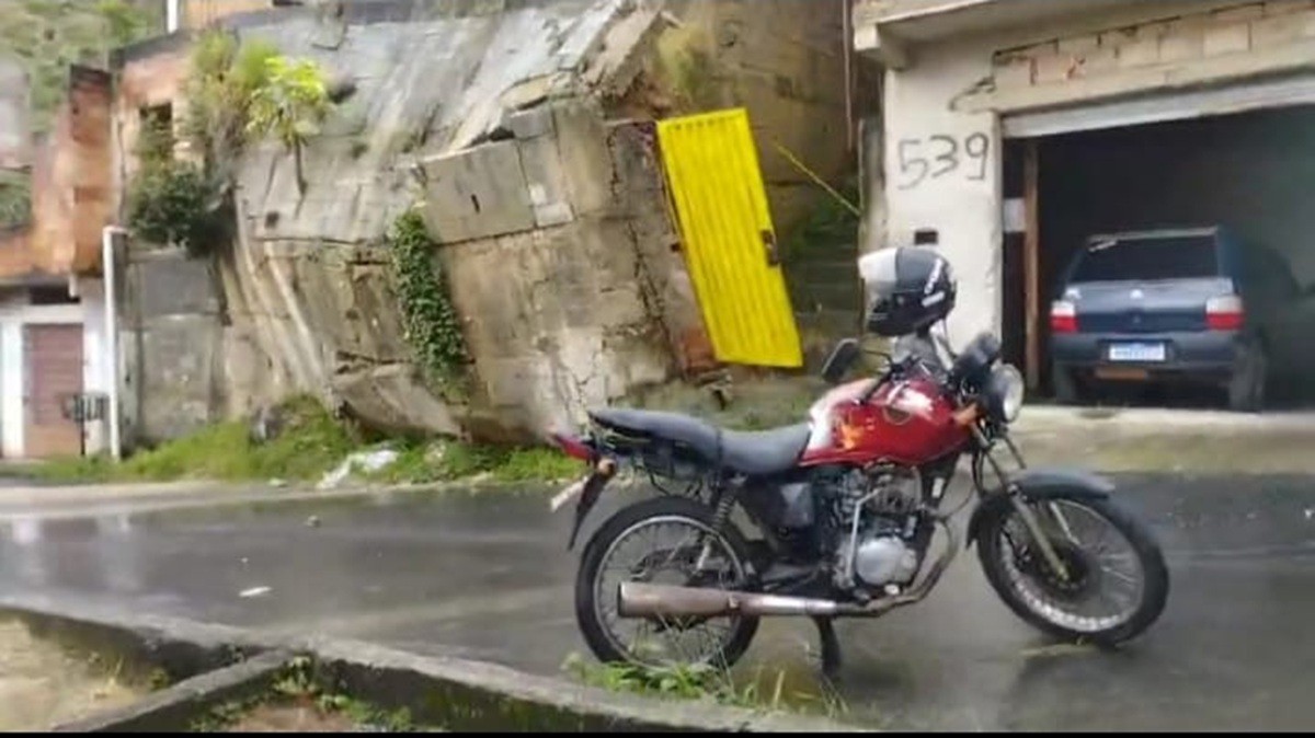 Muro desaba em Sabará após fortes chuvas; veja vídeo
