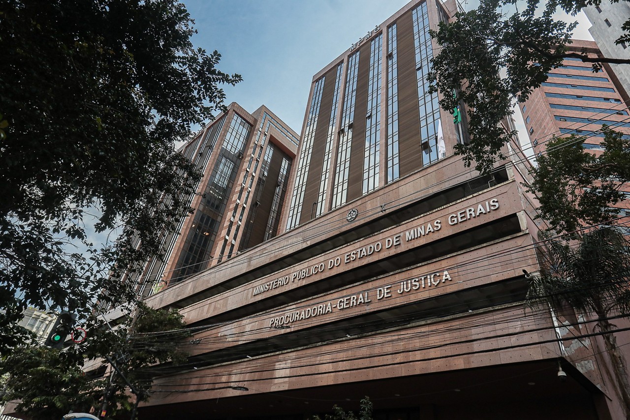 MP multa prefeito por uso de servidor em redes sociais