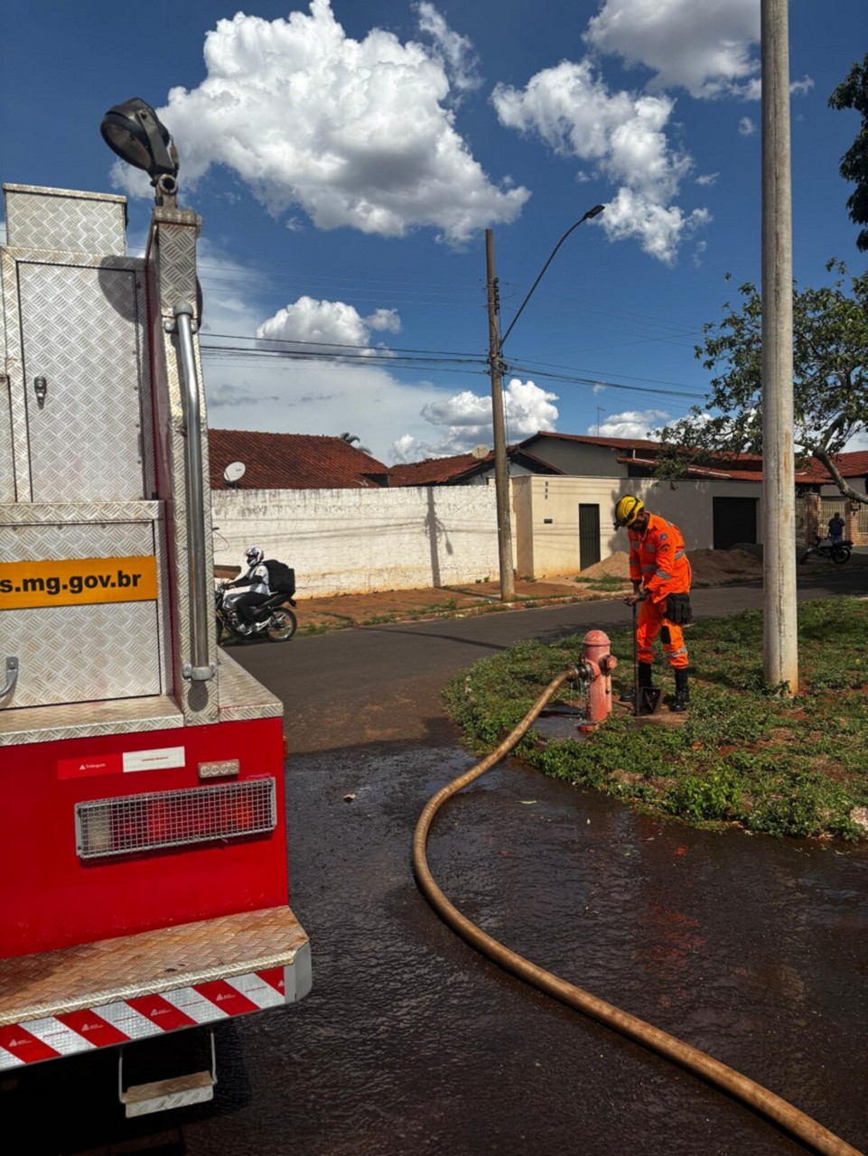 Incêndio destrói casa em Ituiutaba e dois cães morrem