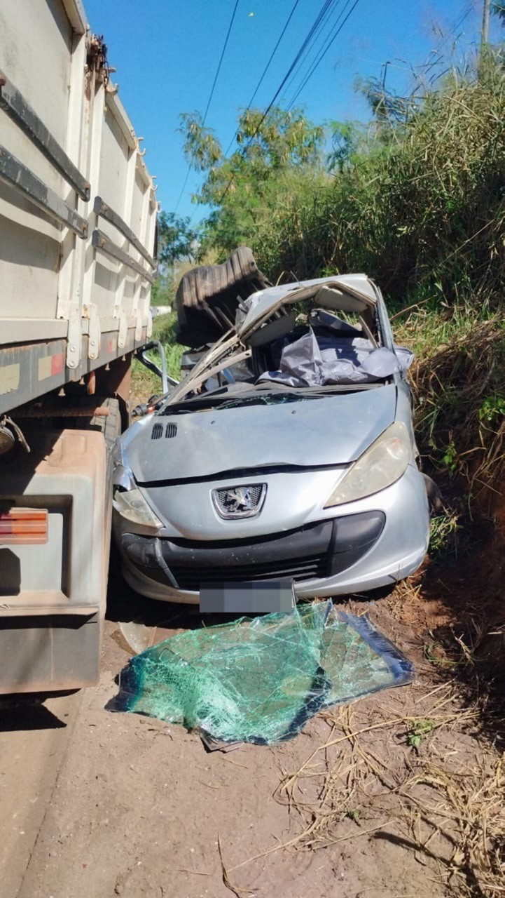 Acidente entre duas carretas e carro deixa uma pessoa morta em Ipatinga