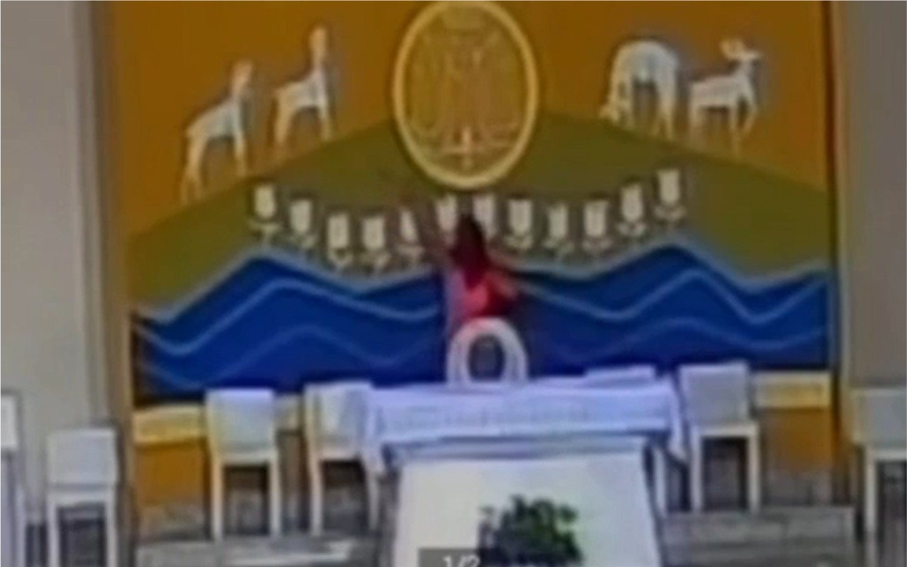 Vídeo: mulher invade igreja e picha painel de R$ 17 mil em igreja