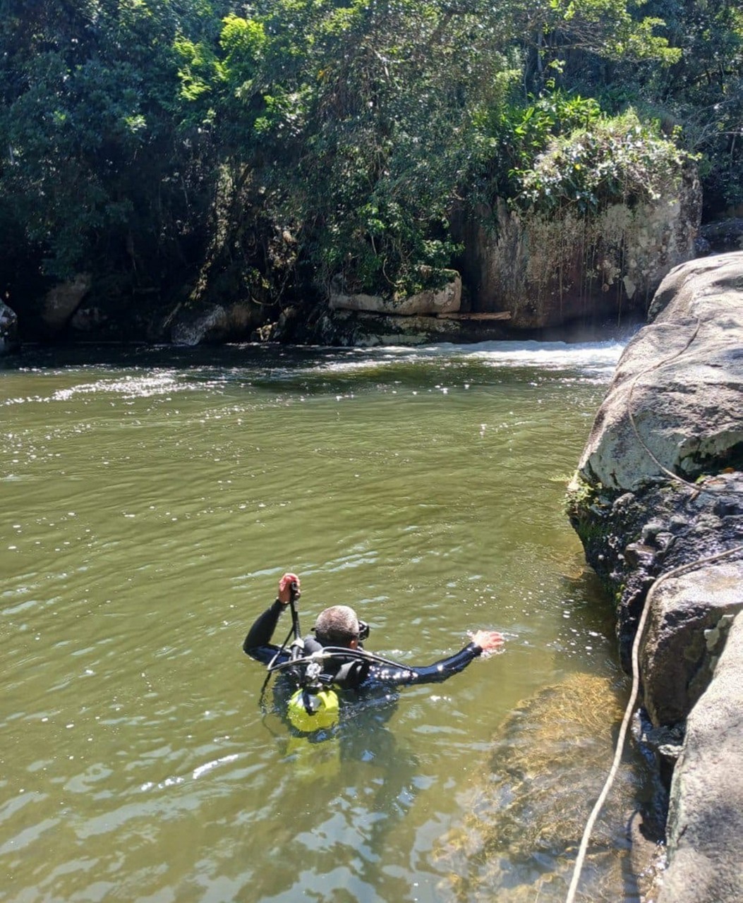 Homem se afoga ao tentar salvar filha em cachoeira