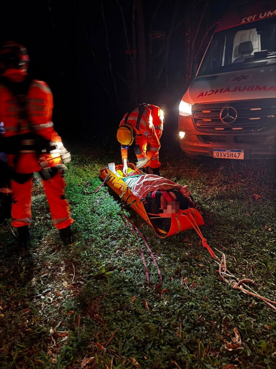 Homem cai de barranco em MG e é resgatado pelos bombeiros