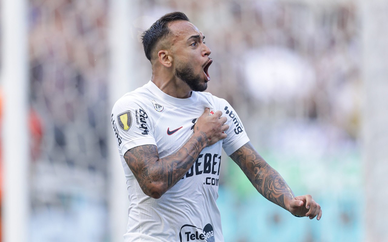 Atlético vence disputa com Corinthians e fecha com volante Maycon