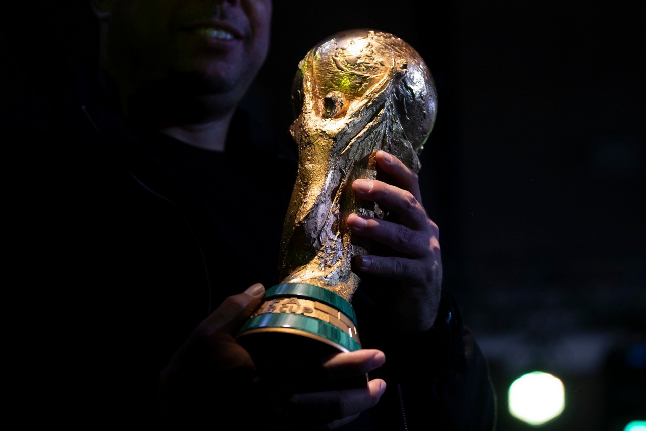 Saiba peso, material, curiosidades e história da taça da Copa do Mundo