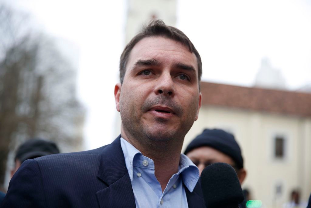 Flávio Bolsonaro denuncia Moraes e quer usar precedente pró-Lula