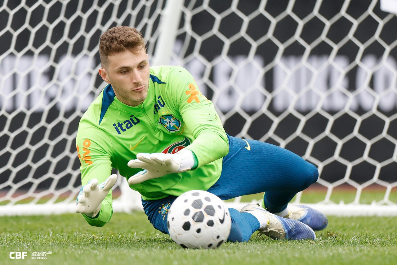 Goleiro da seleção, Bento rasga elogios a ídolo do Cruzeiro