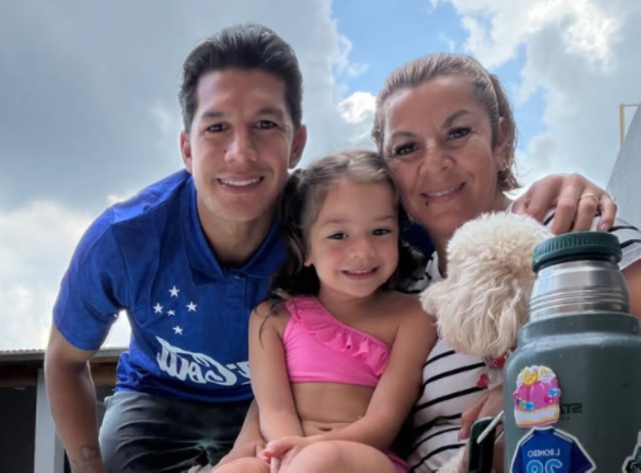 Lucas Romero volta no tempo e estampa camisa retrô do Cruzeiro