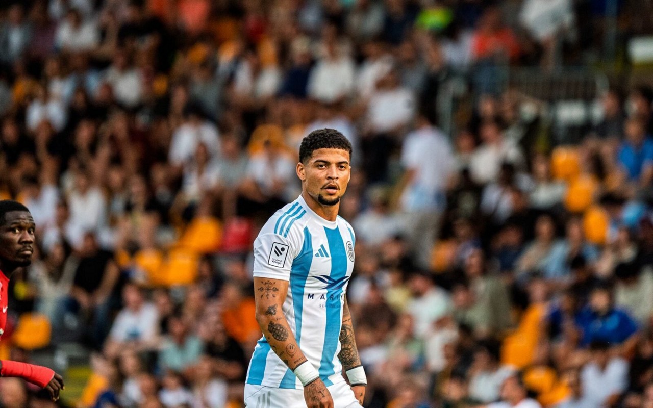 Destaque absoluto, atacante Ramires marca e fica com uma mão na taça do ...