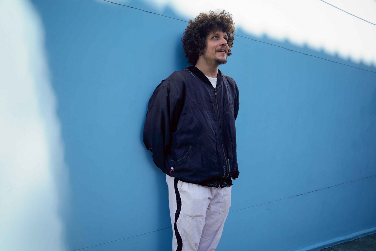 Chico Chico apresenta turnê 'Let It Burn/Deixa Arder' em BH