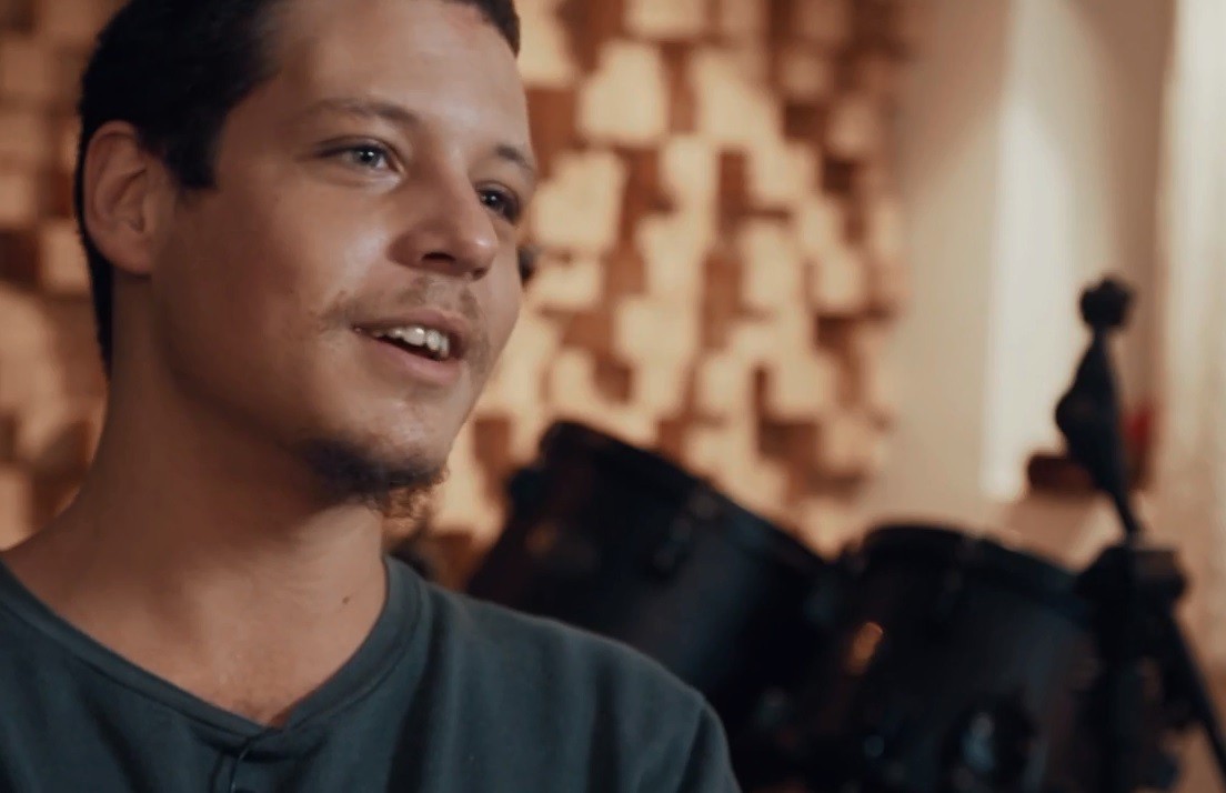 Chico Chico, filho de Cássia Eller, assume luta contra o álcool