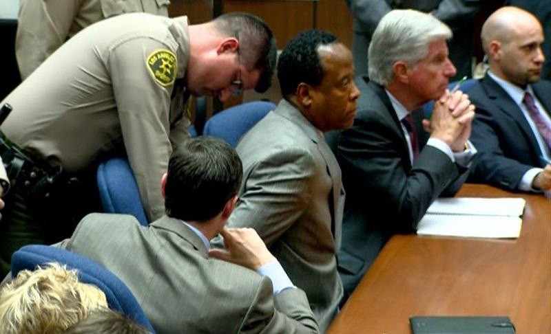 Médico Conrad Murray é condenado pela morte de Michael Jackson