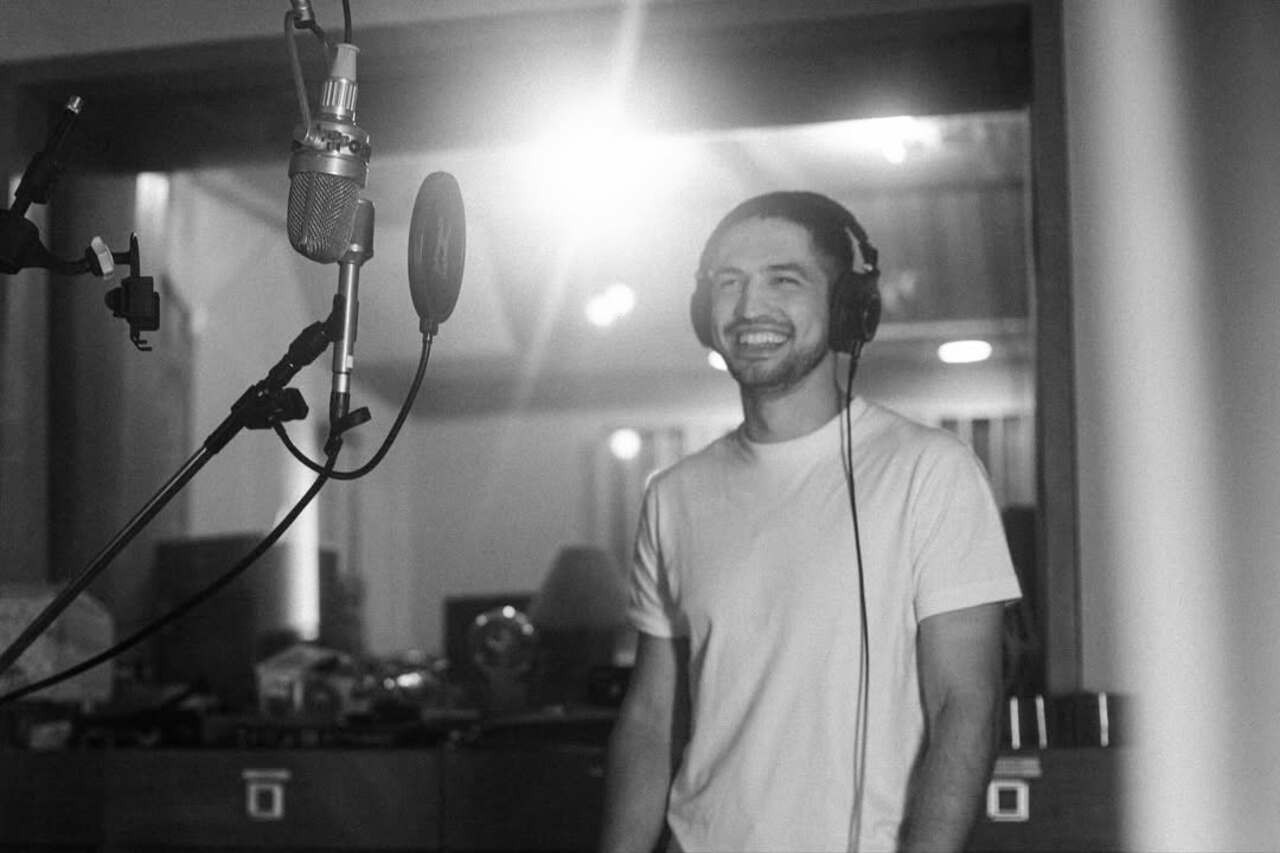 Gabriel Leone se prepara para lançar seu primeiro disco