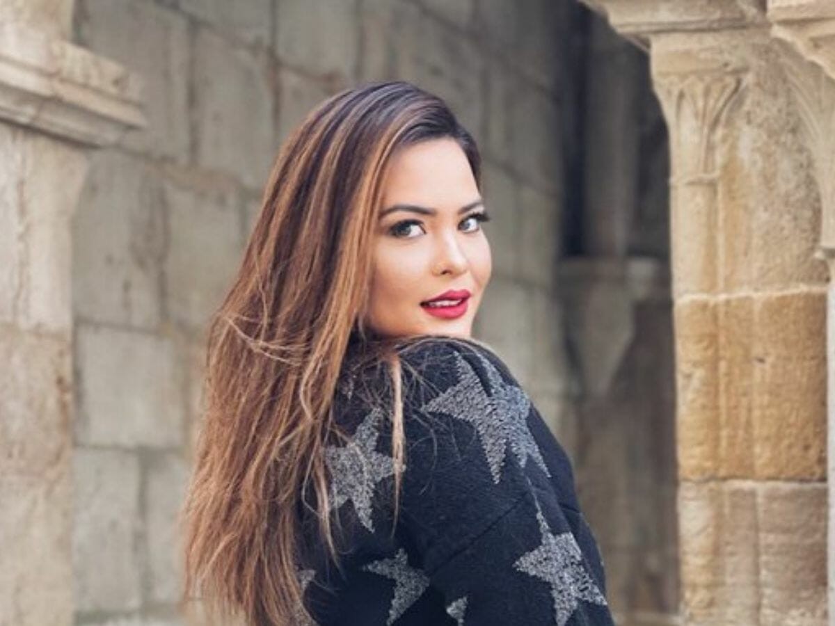 Geisy Arruda posa com maiô mega cavado e exibe marquinhas na virilha