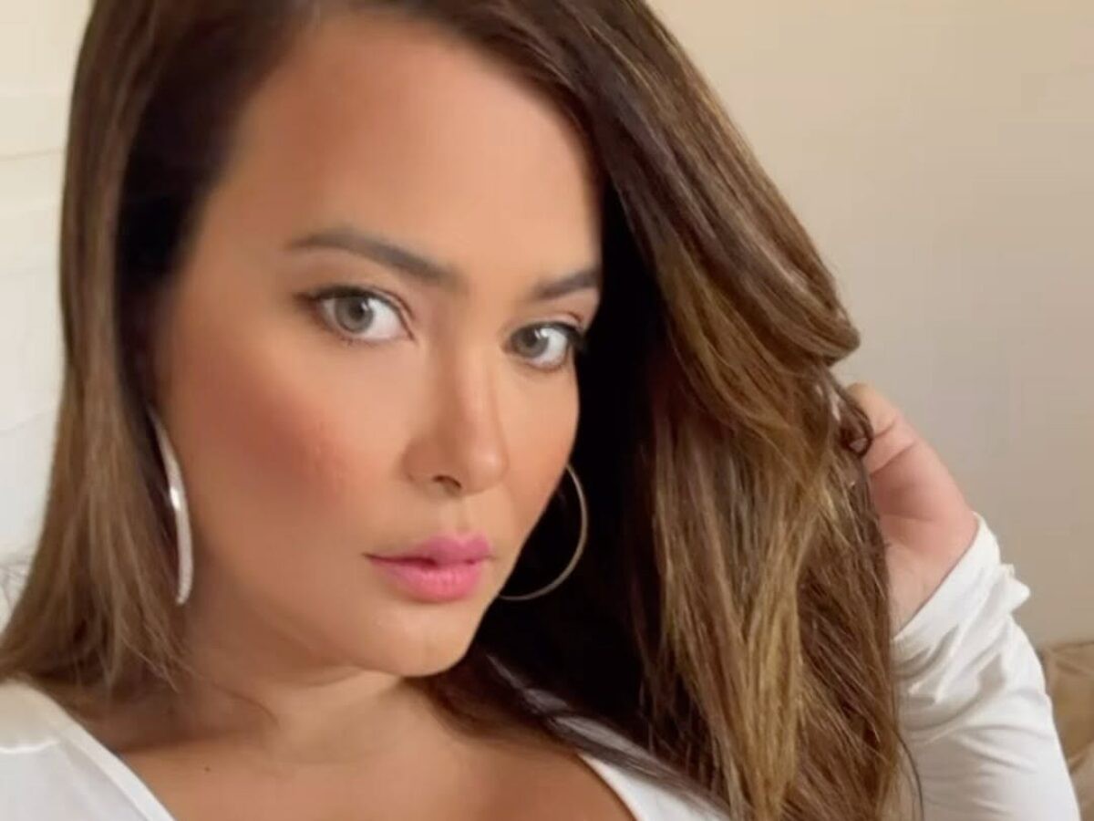 Geisy Arruda surge de lingerie cavada e mostra marquinha saliente