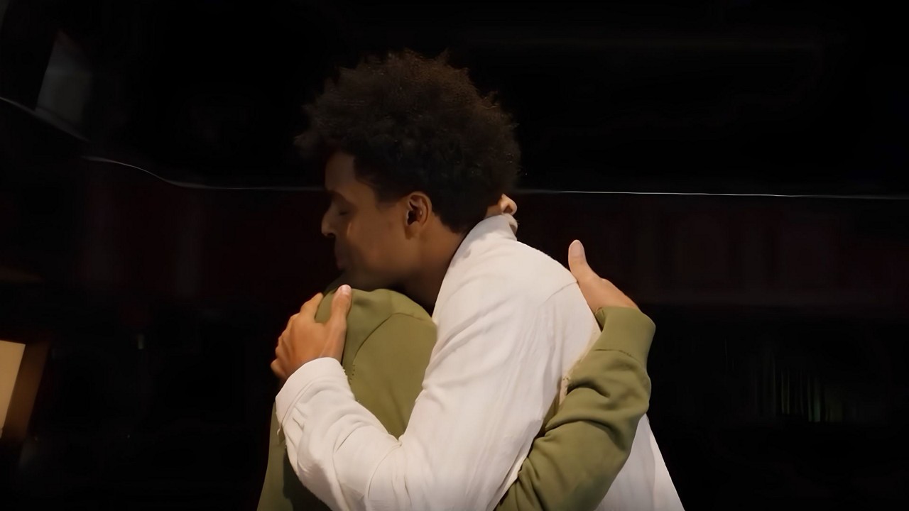 Ator mineiro escolhido para viver Gilberto Gil encontra cantor