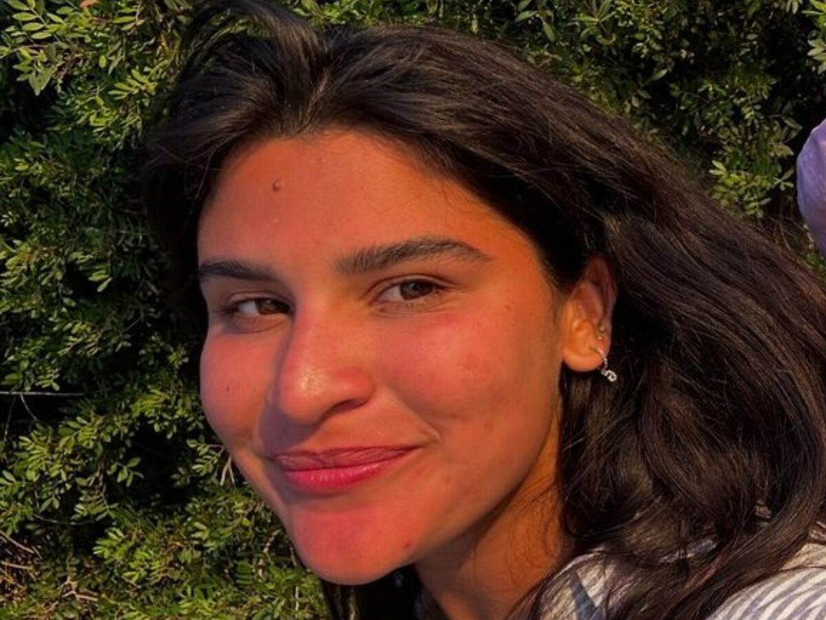 De biquíni azul, Giulia Costa renova o bronzeado na praia e conquista elogios | O TEMPO