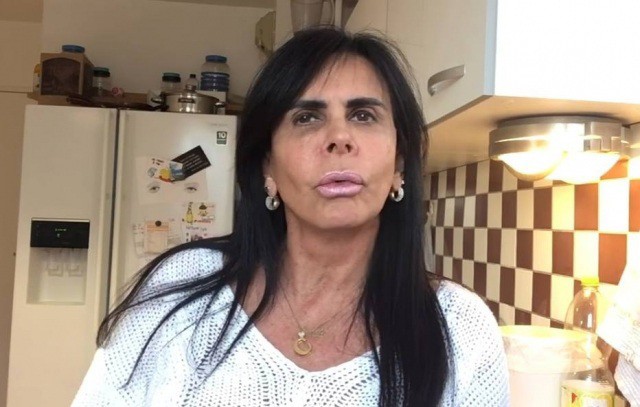 Gretchen posa de fio-dental após harmonização de bumbum