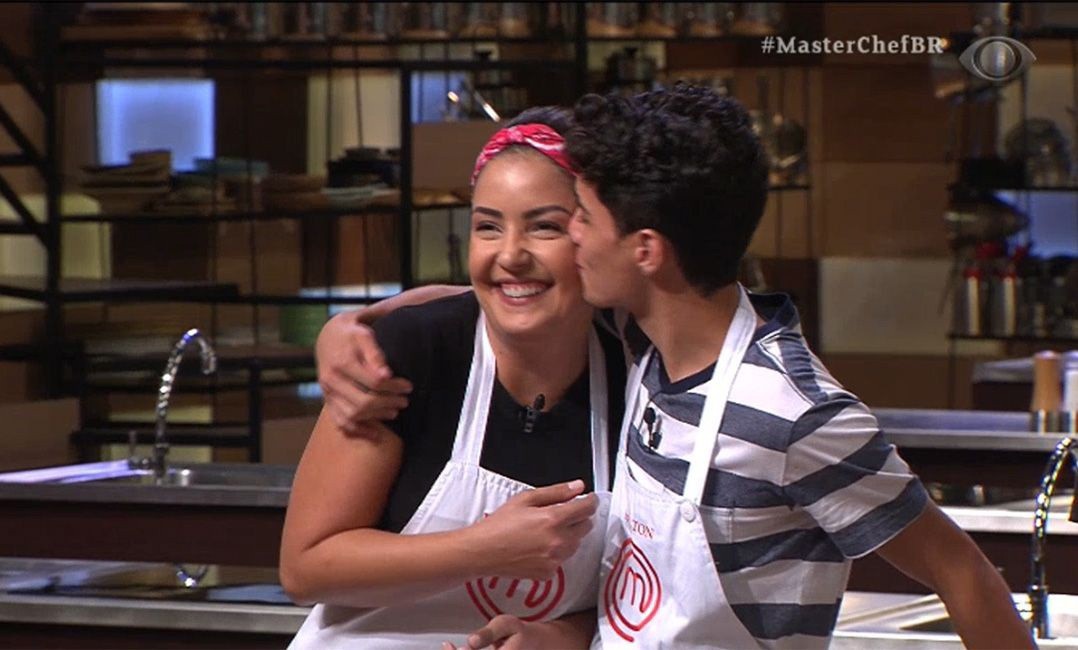 Rivais, Helton e Juliana N. cozinham juntos no 'Masterchef' e 'quebram' web