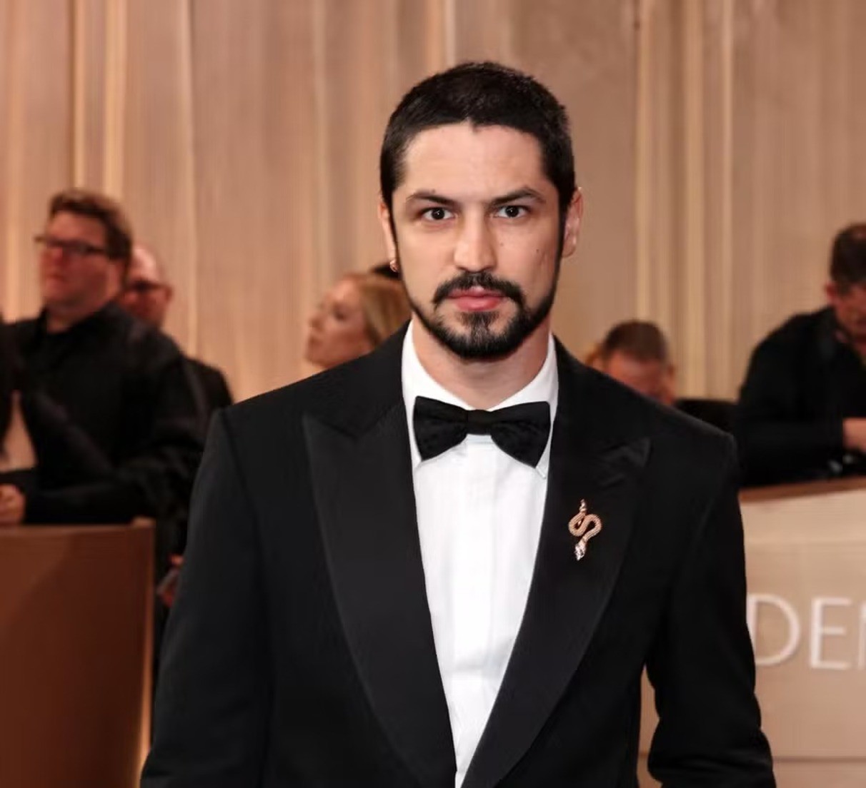 Globo de Ouro: elenco de O Agente Secreto leva santinho da sorte