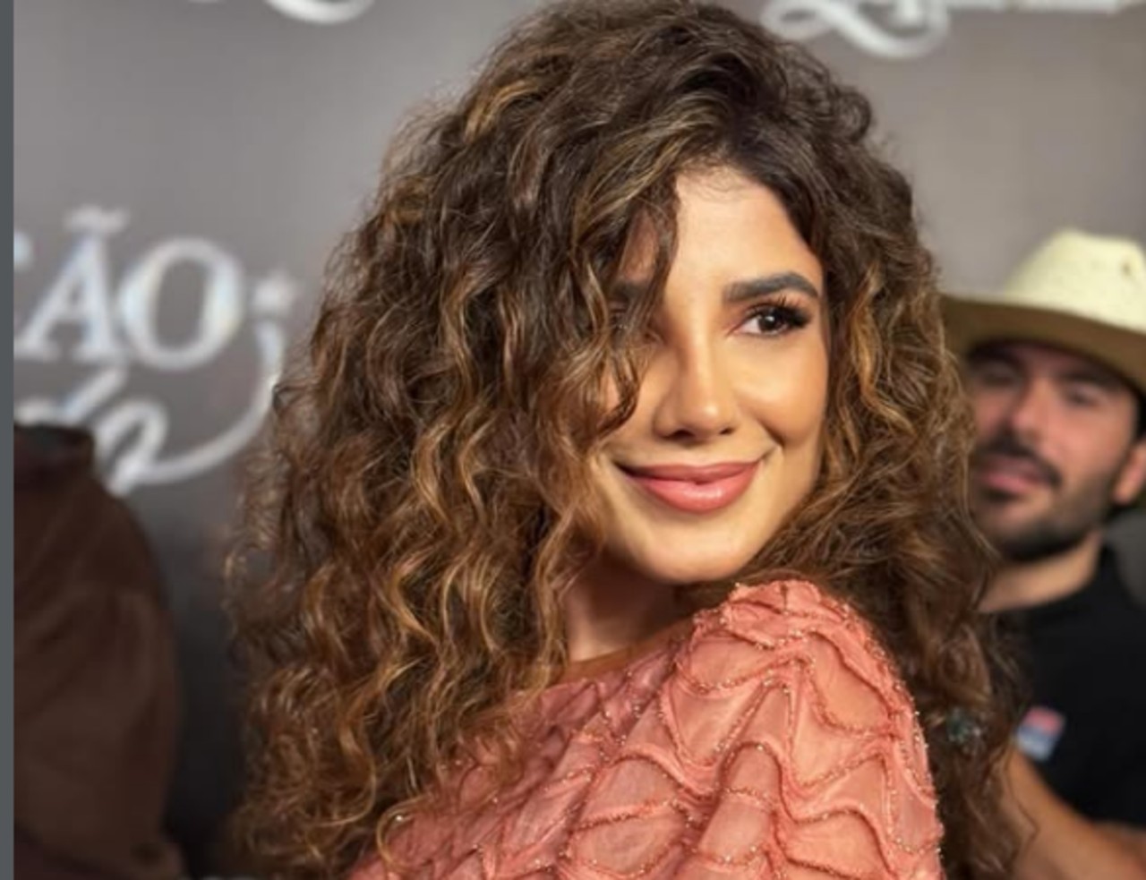 Paula Fernandes responde Roberta Miranda e nega amizade